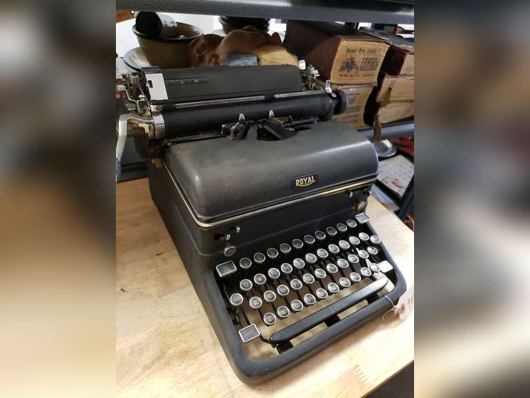 Royal manual typewriter - Northern Kentucky Auction, LLC