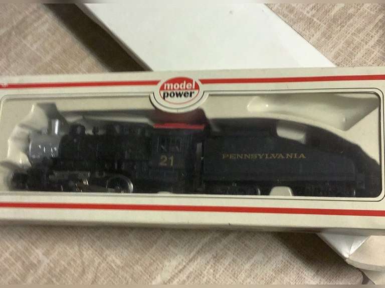Model Power HO scale train cars & track.