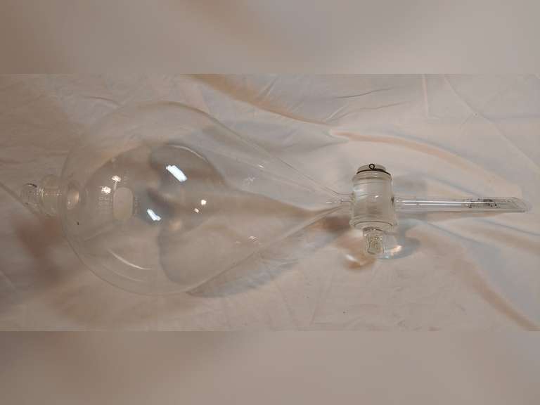 Very large 6,000 ml Pyrex Beaker with valve