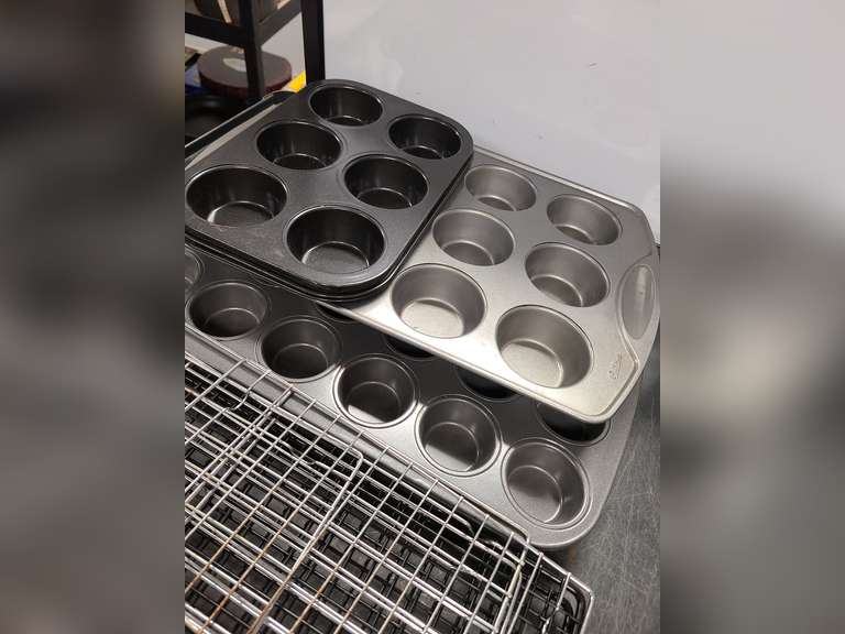 Bakeware racks and muffin pans - Northern Kentucky Auction, LLC