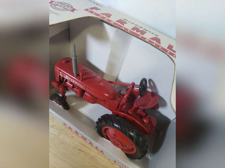 1/16 Ertl McCormick Farmall super av tractor