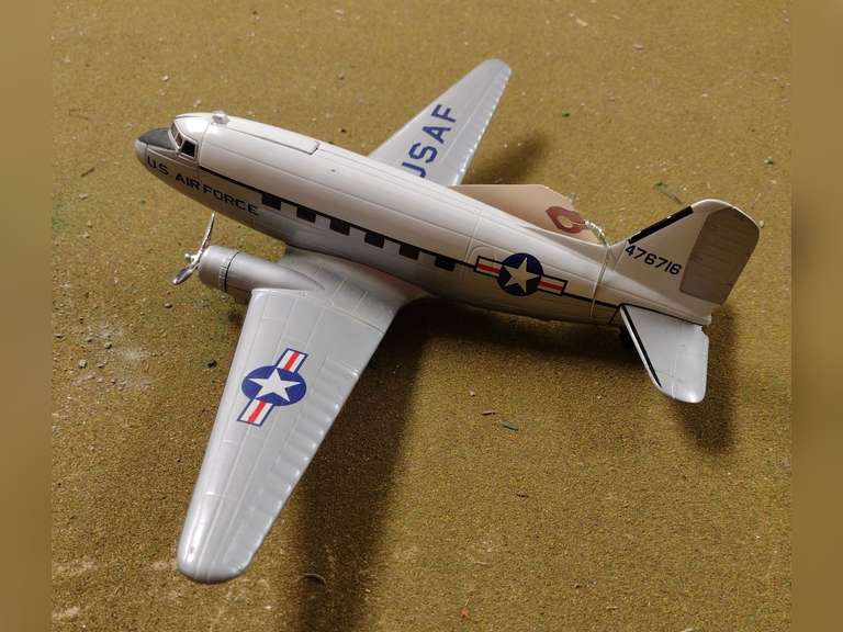 Spec cast Limited Edition DC-3 USAF prop plane.