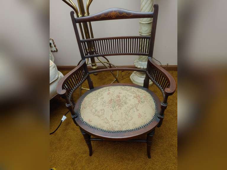 Small Victorian style chair - Northern Kentucky Auction, LLC