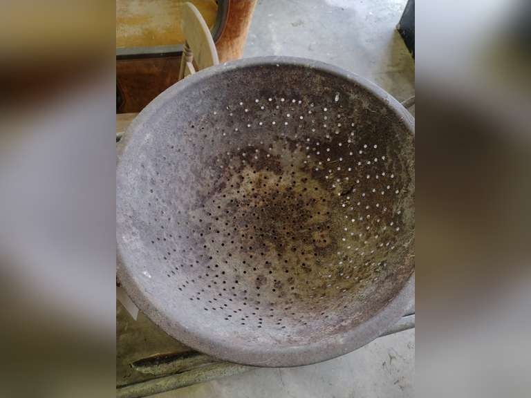 Large metal colander and 3 shelf cart - Northern Kentucky Auction, LLC