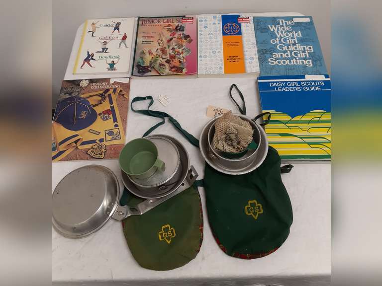 2 Girl Scout Mess/Cooking Kits in Tote Bags & Assorted Girl Scout Manuals