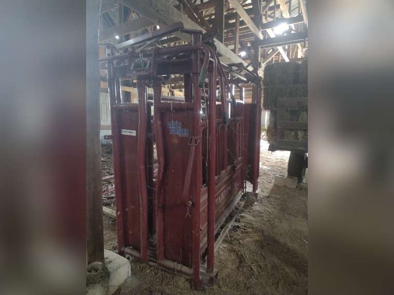 Tarter Cattle Master Series 6 catch and squeeze chute. Was used 2 or 3 ...