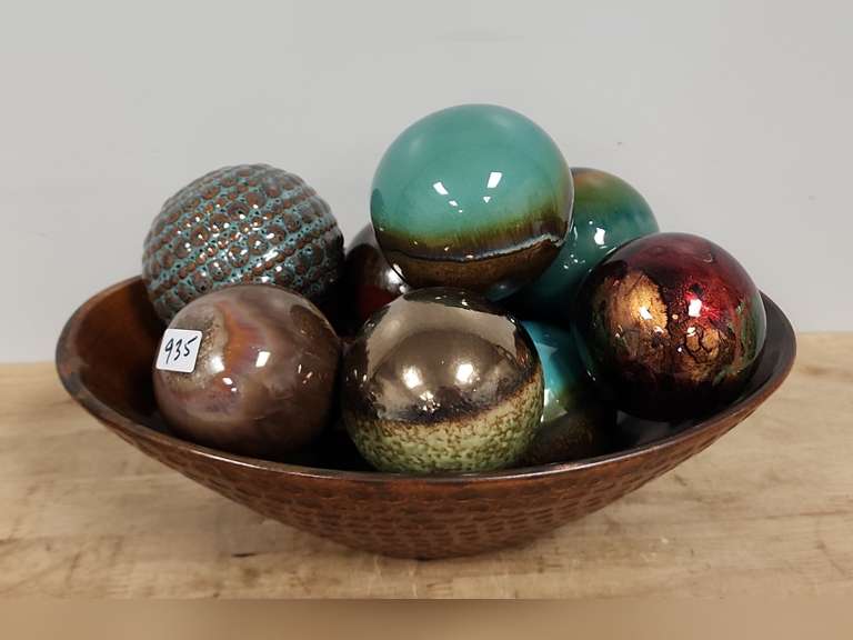 Porcelain bowl with porcelain spheres