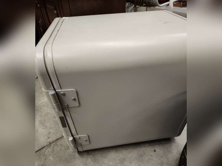 Sentry safe 1250, approx. 14" x 17" x 17"