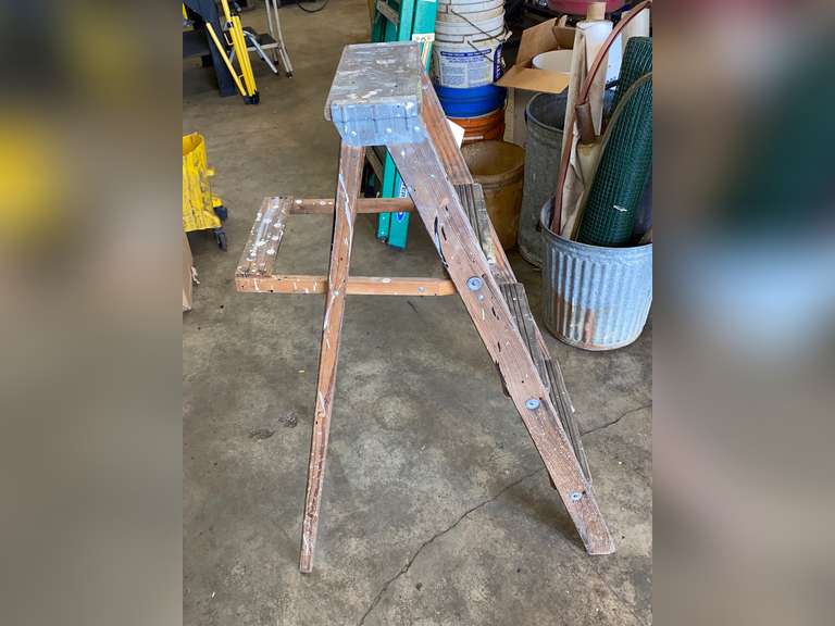 4 Foot wooden step ladder - Northern Kentucky Auction, LLC