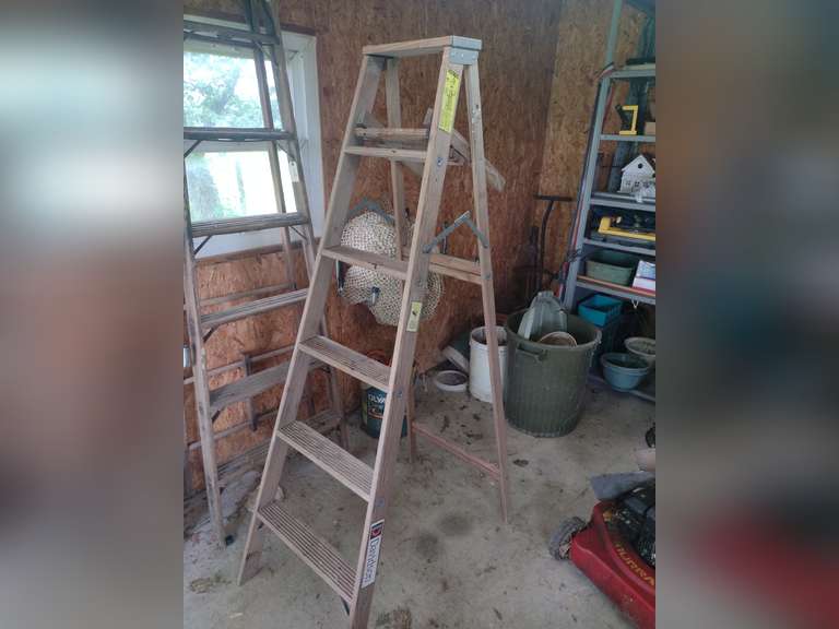 6' Foot wooden step ladder. - Northern Kentucky Auction, LLC