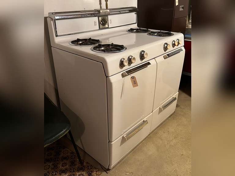 RCA Estate gas stove - 39x26x45in - Northern Kentucky Auction, LLC