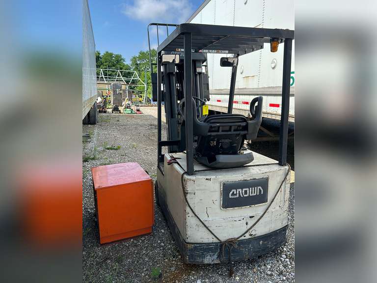 Crown electric forklift and charger - Northern Kentucky Auction, LLC