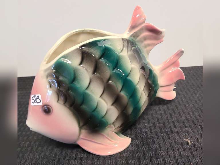 Shawnee fish vase 717 - Northern Kentucky Auction, LLC