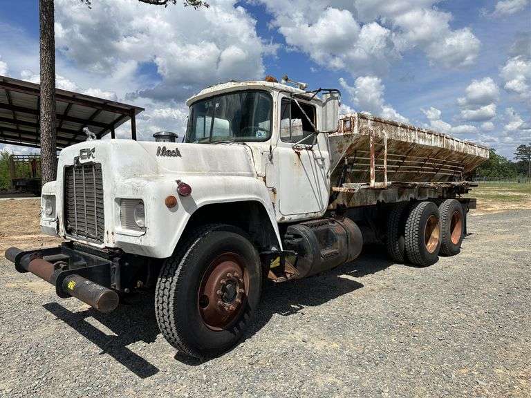 1986 Mack R686ST Litter Truck E6 300 Eng. NO TITLE - Nutt Auction