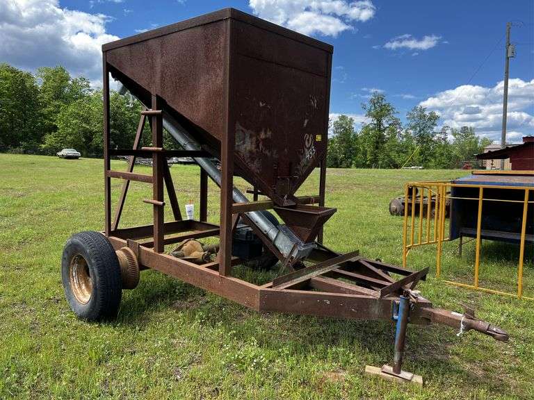 Feed trailer w/electric auger - Nutt Auction