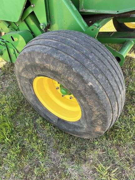 John Deere 458 MEGA wide plus round baler w/kicker - Nutt Auction