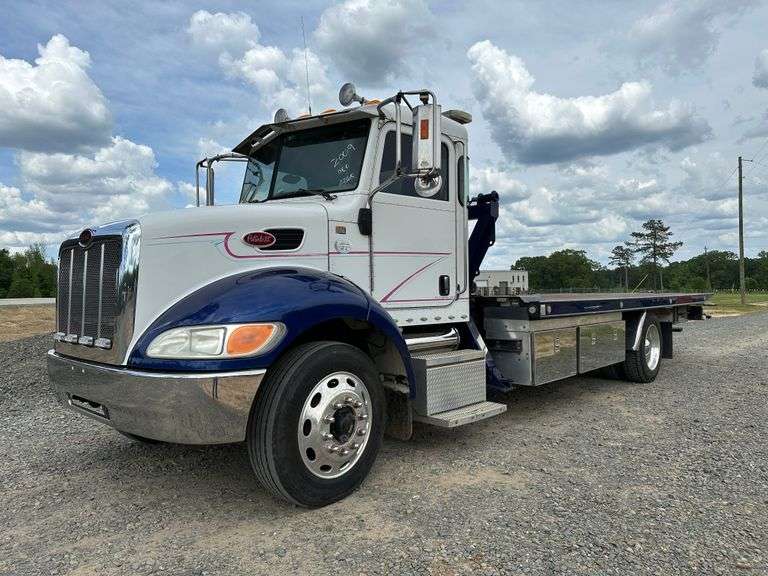 2009 Peterbilt 300 Rollback Tow Truck W/TITLE - Nutt Auction