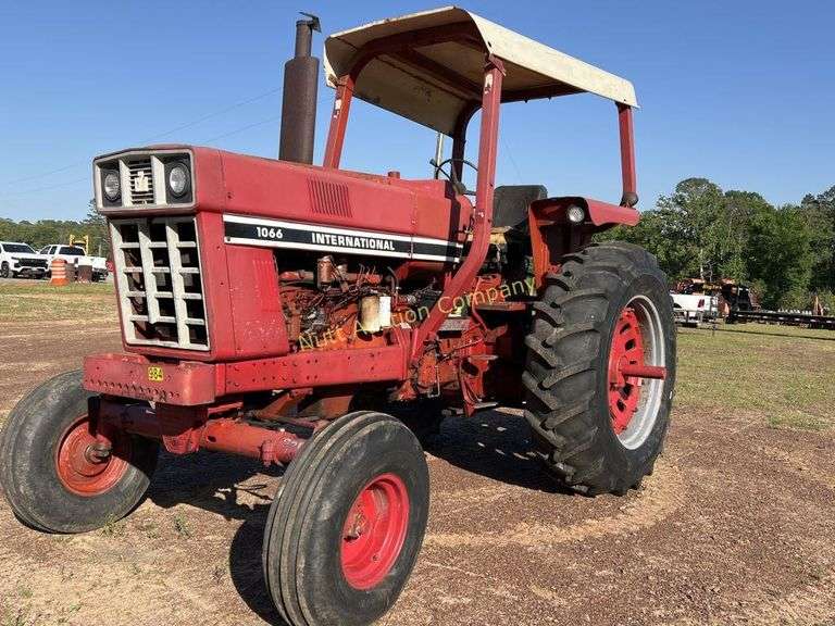 International 1066 Turbo Tractor 4 Post Canopy - Nutt Auction