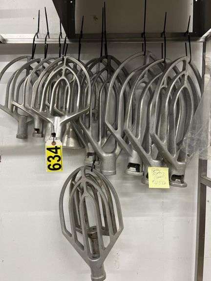 (13) batter beaters, misc fittings - Nutt Auction