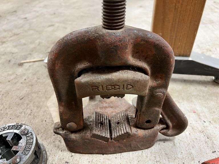 Ridgid pipe vise, pipe threader & pipe cutter - Nutt Auction