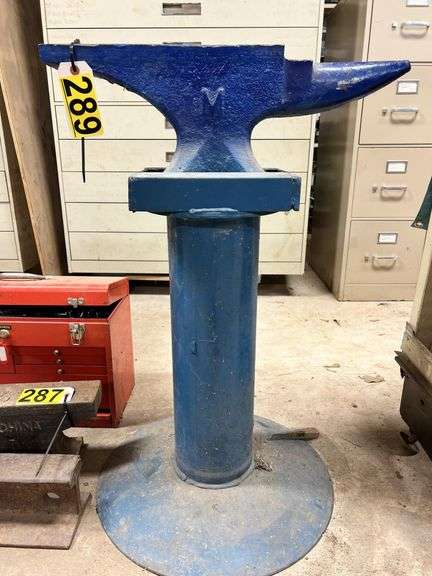Anvil w/stand - Nutt Auction