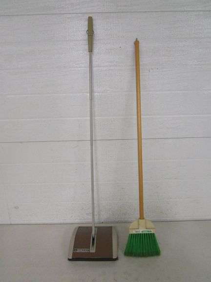 Hoky Sweeper & Broom - Oberman Auctions