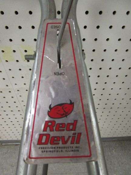 Red Devil Broadcast Lawn Spreader - Oberman Auctions