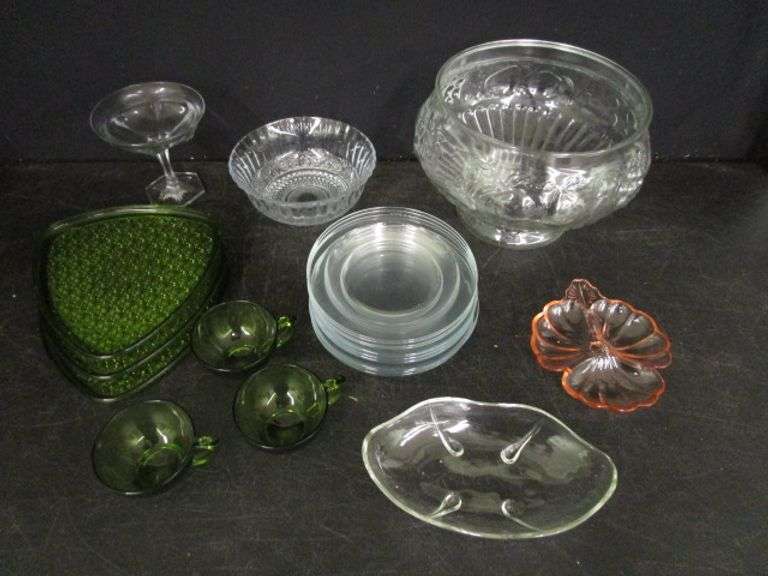 Assortment of Glassware - Oberman Auctions