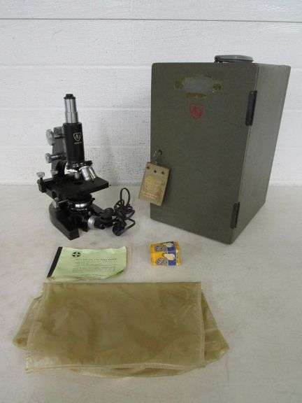 American Optical Spencer Electric Microscope - Oberman Auctions