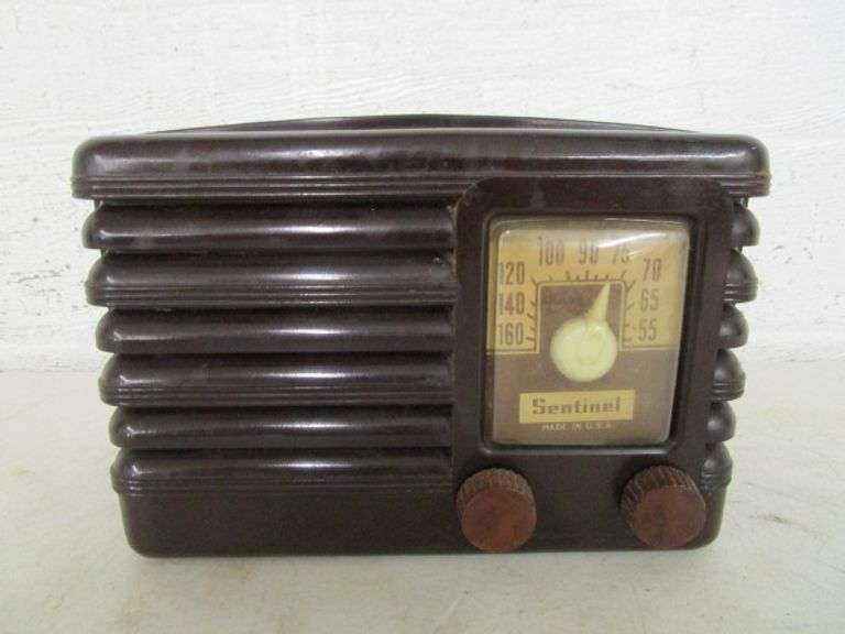 1940's Sentinel Model 309 Plastic Case Radio - Oberman Auctions