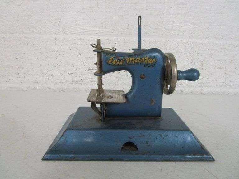 Kayanee Sew Master Sewing Machine - Oberman Auctions