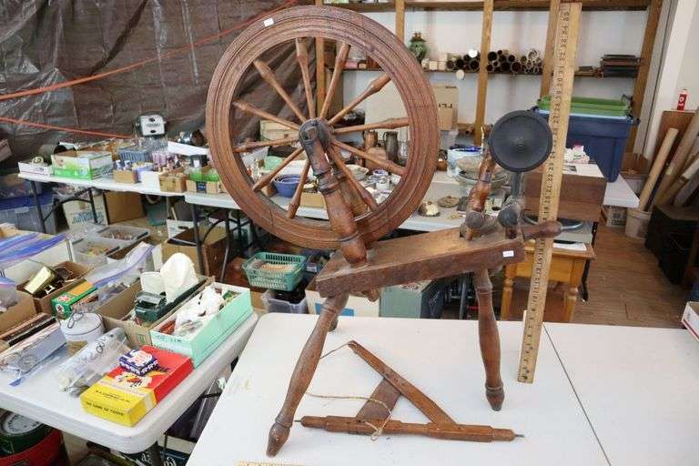 antique colonial style spinning wheel - Pacific Auctions And Appraisals