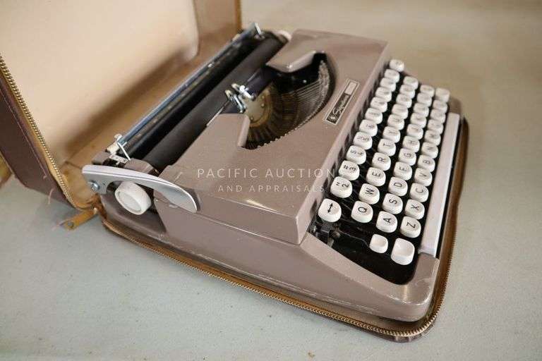 Vintage Signature 100 Portable Brown Typewriter With Leather Case ...
