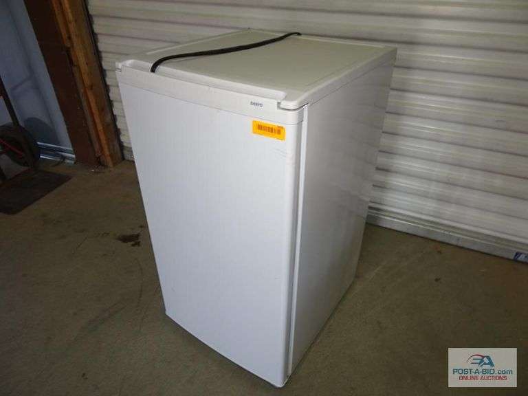 Sanyo Mini Fridge, Owner - Elsenpeter Auctions & Real Estate, Inc. dba ...