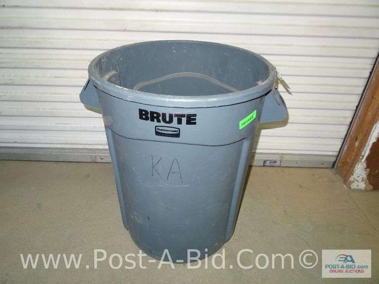 30 Gallon Brute Garbage Can. - Elsenpeter Auctions & Real Estate, Inc ...
