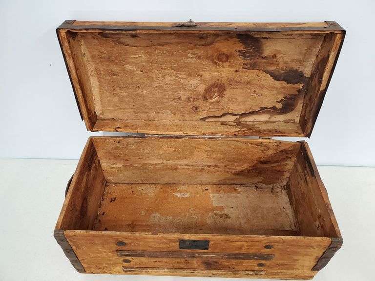 Dome top trunk with original finish - Parrott Marketing Group