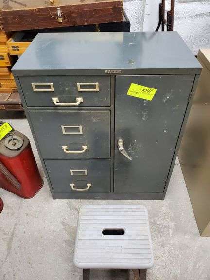 Filing cabinet with 3 drawers and 1 door, step stool - Parrott
