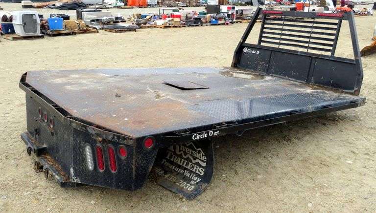 Z-1562 Circle D Flatbed - Pickett Auction Service