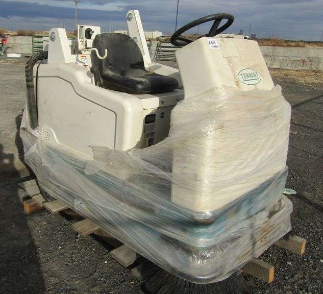 E-651 Tennant 6000 Wet & Dry Floor Sweeper - Pickett Auction Service
