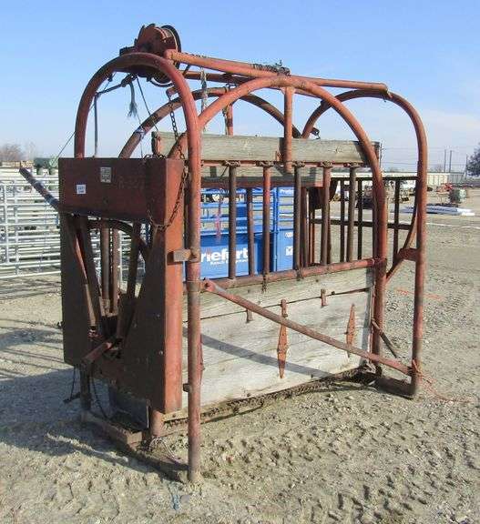 V-419 Teco Portable Cattle Squeeze Chute - Pickett Auction Service