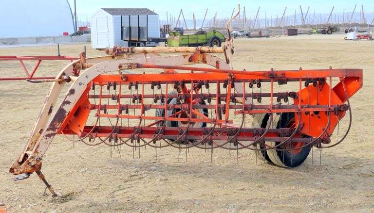 V-640 Case Hay Rake - Pickett Auction Service