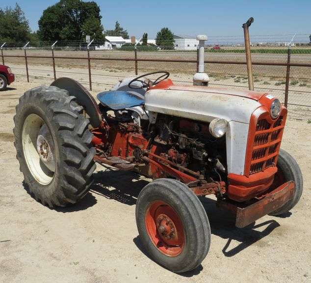 Y-248 Ford 800 Tractor - Pickett Auction Service