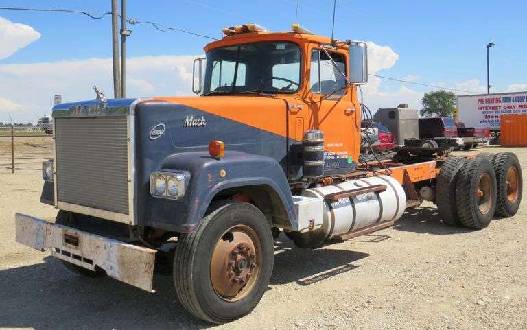 Y-814 1979 Mack Superliner Truck Tractor - Pickett Auction Service