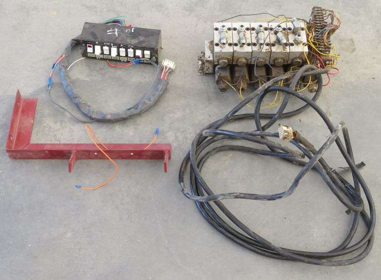 Y-1609 Hydraulic Valve Bank + Control Box - Pickett Auction Service