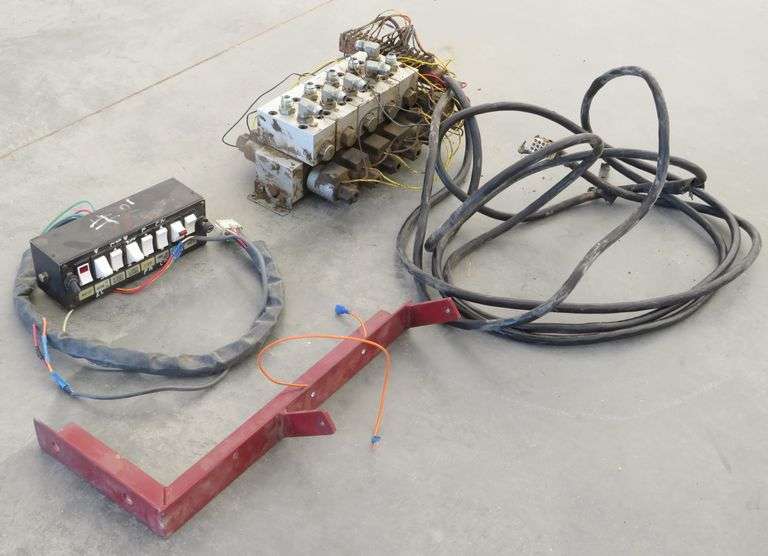 Y-1609 Hydraulic Valve Bank + Control Box - Pickett Auction Service