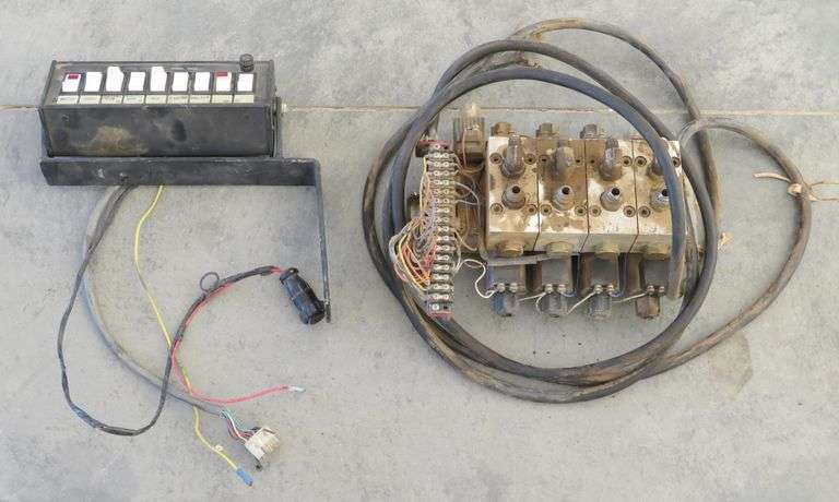 Y-1608 Hydraulic Valve Bank + Control Box - Pickett Auction Service