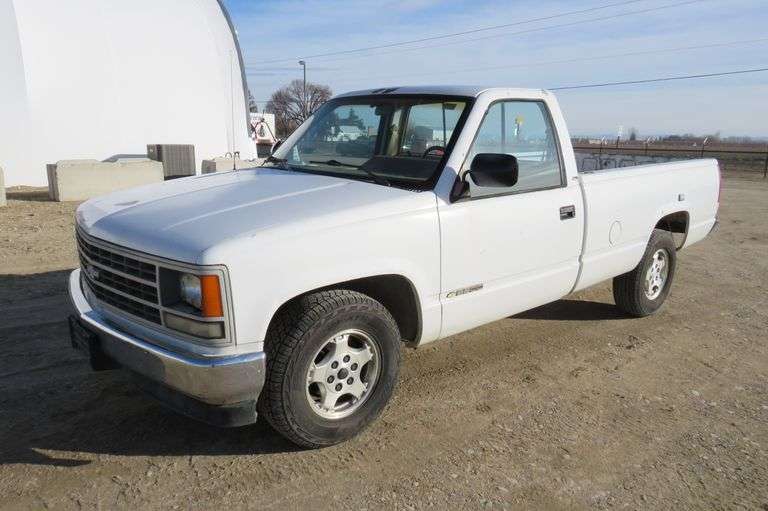 B-622 1988 Chevy 2500 Pickup - Pickett Auction Service