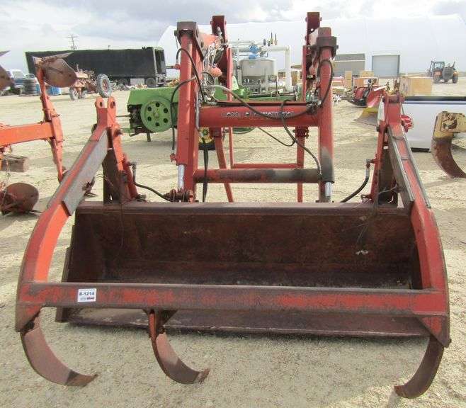 B-1214 CASE IH 520 Front End Loader - Pickett Auction Service