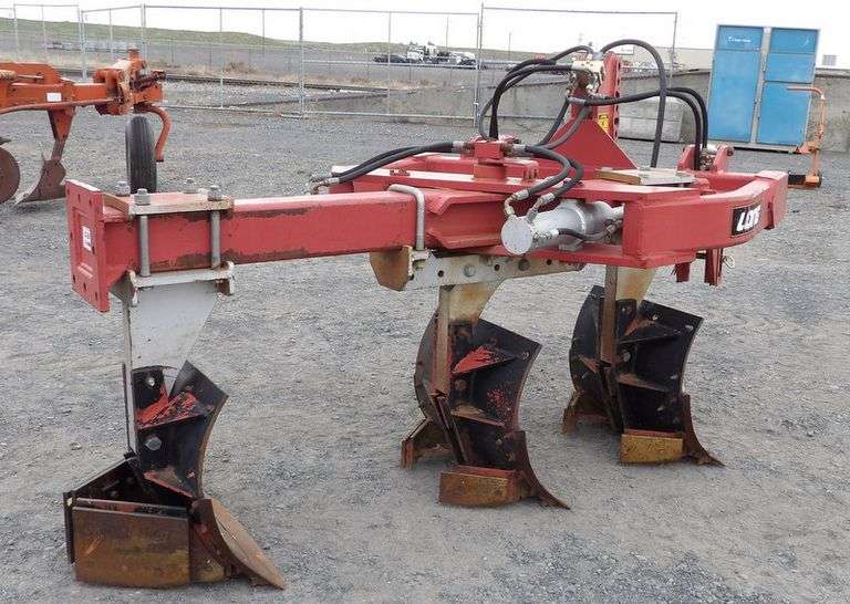 C-251 Long 3 Bottom Switch Plow - Pickett Auction Service