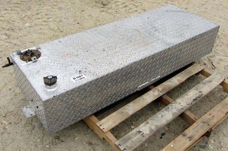 D-987 Diamond Plate Fuel Tank - Pickett Auction Service
